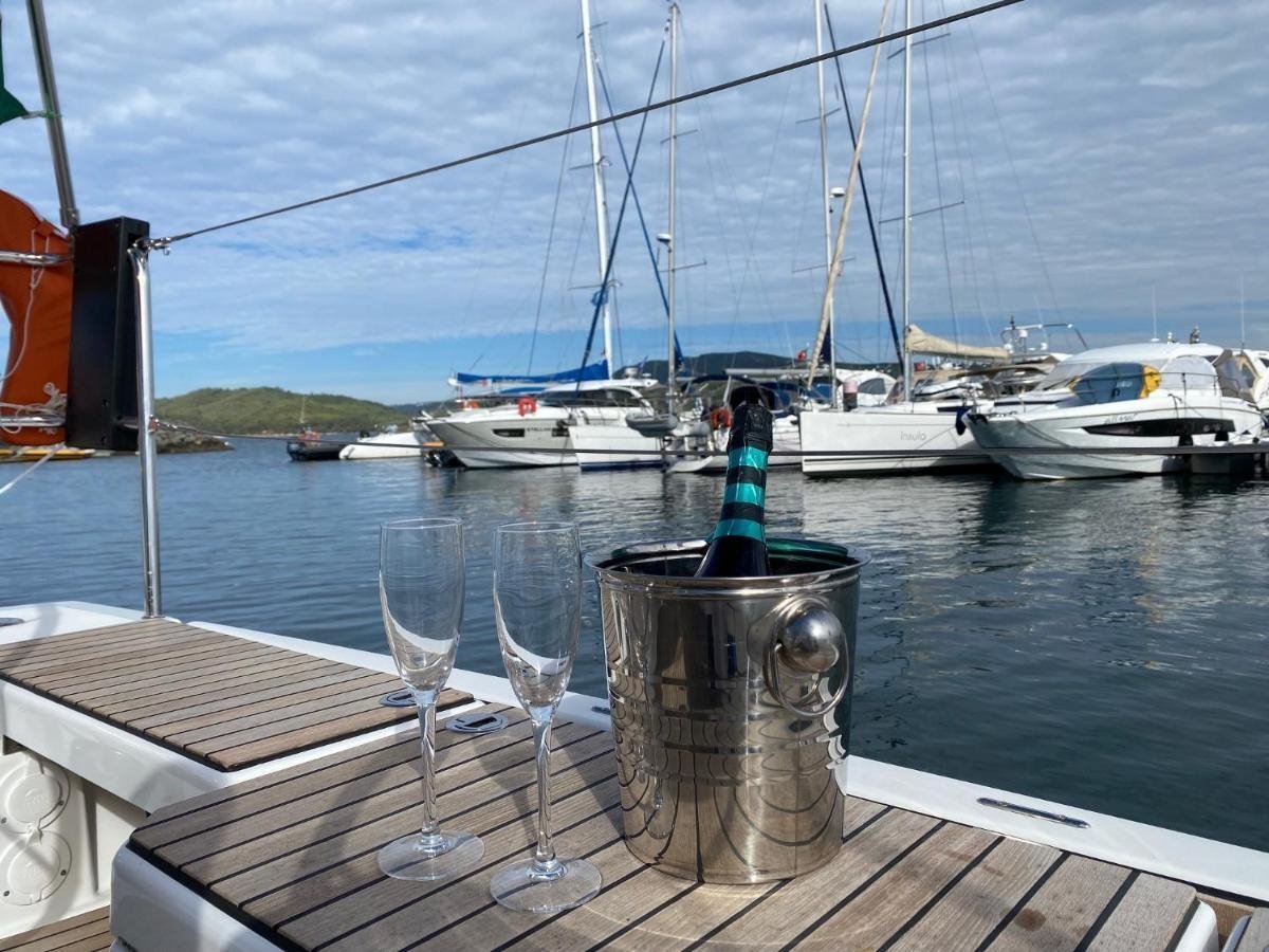 Private sailboat experience - Sleeping & Sailing